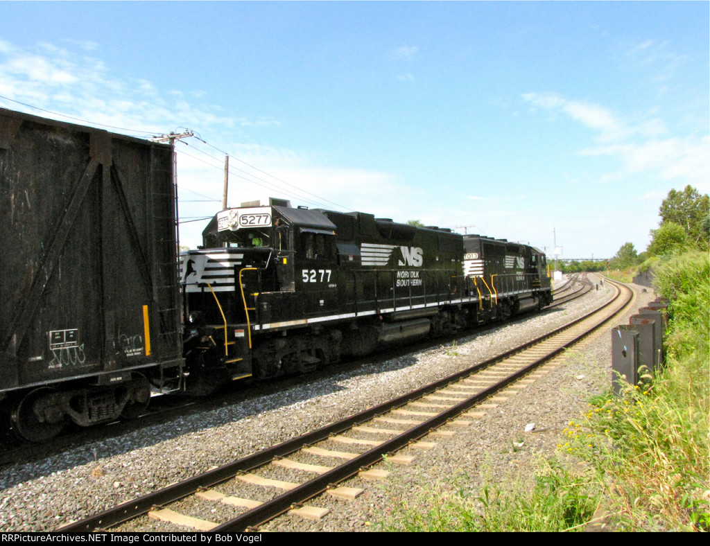 NS 5277 (GP38-3) and 3013